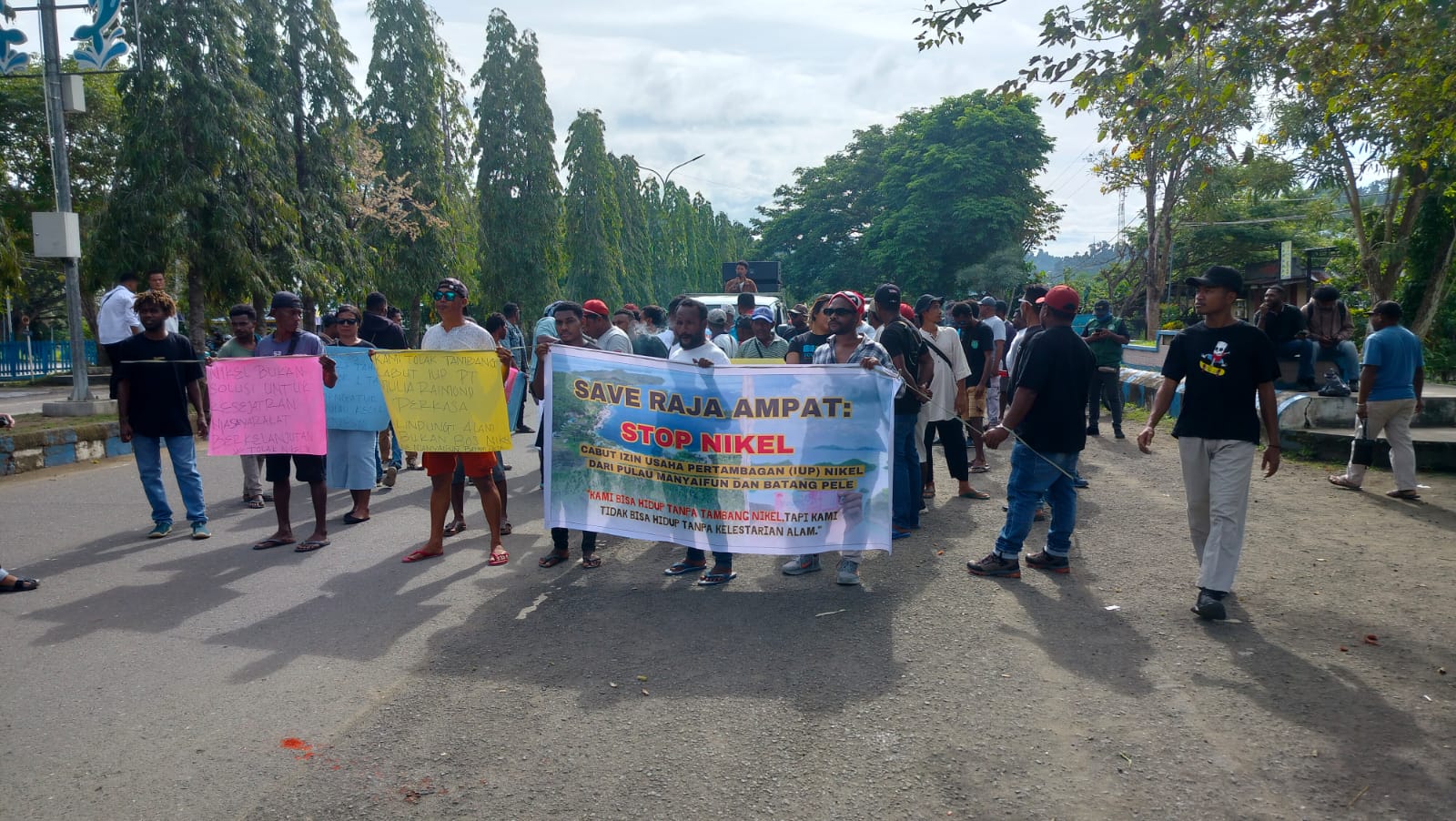 Aliansi Masyarakat Adat Nusantara - AMAN | Pemuda Adat Tolak Ekspansi Pertambangan Nikel di Raja ...